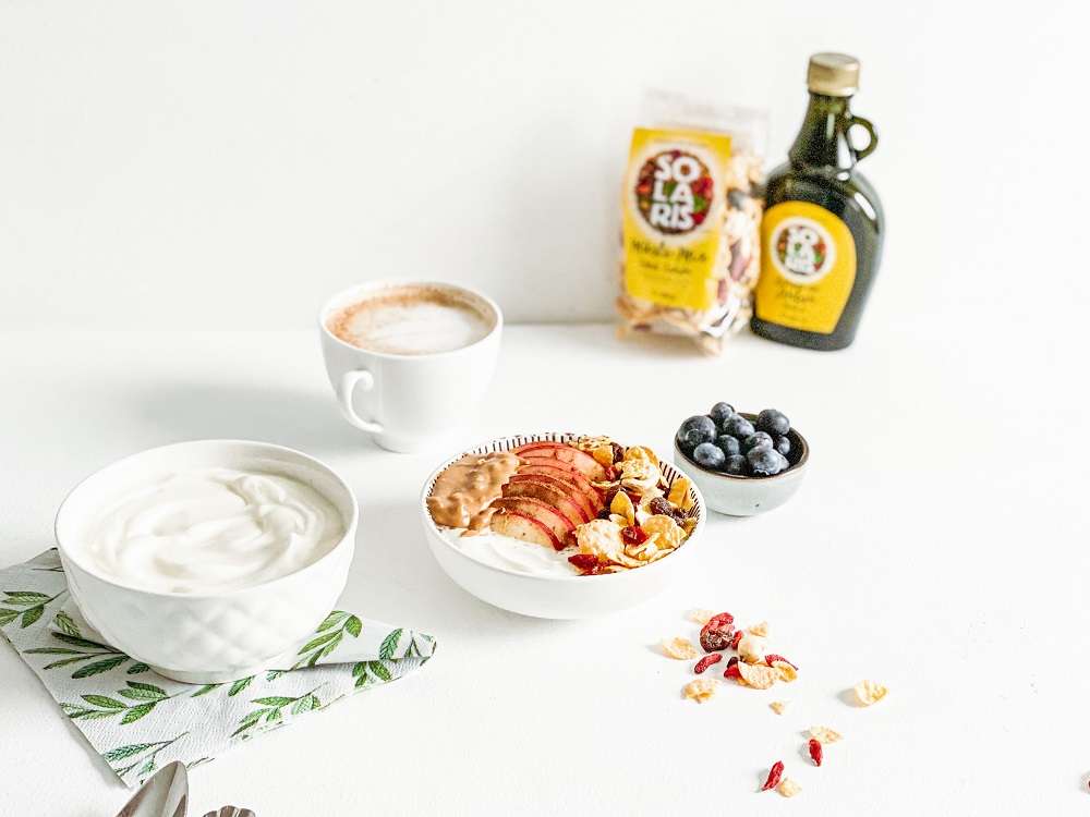 Iaurt natural cu musli mix fara zahar, mar, unt de arahide si sirop de ...