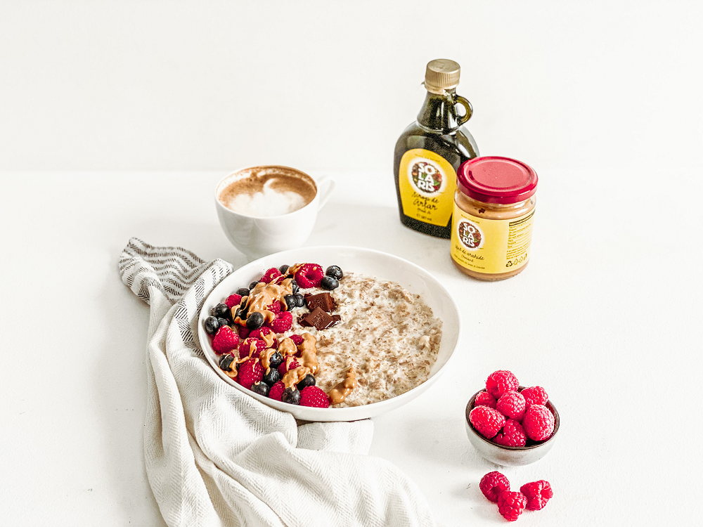 Porridge Bowl cu fructe proaspete, unt de arahide crocant si sirop de ...